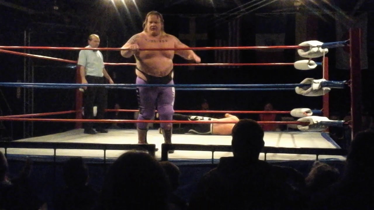 Invertigo vs legendary Larry D - YouTube