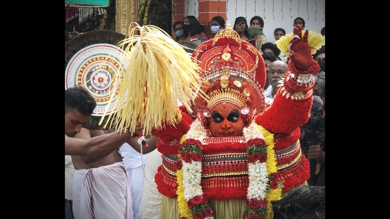 Shree Vishnumoorthi Theyyam, Kanathur Shree Nalvar Daivasthana. #Kerala ...