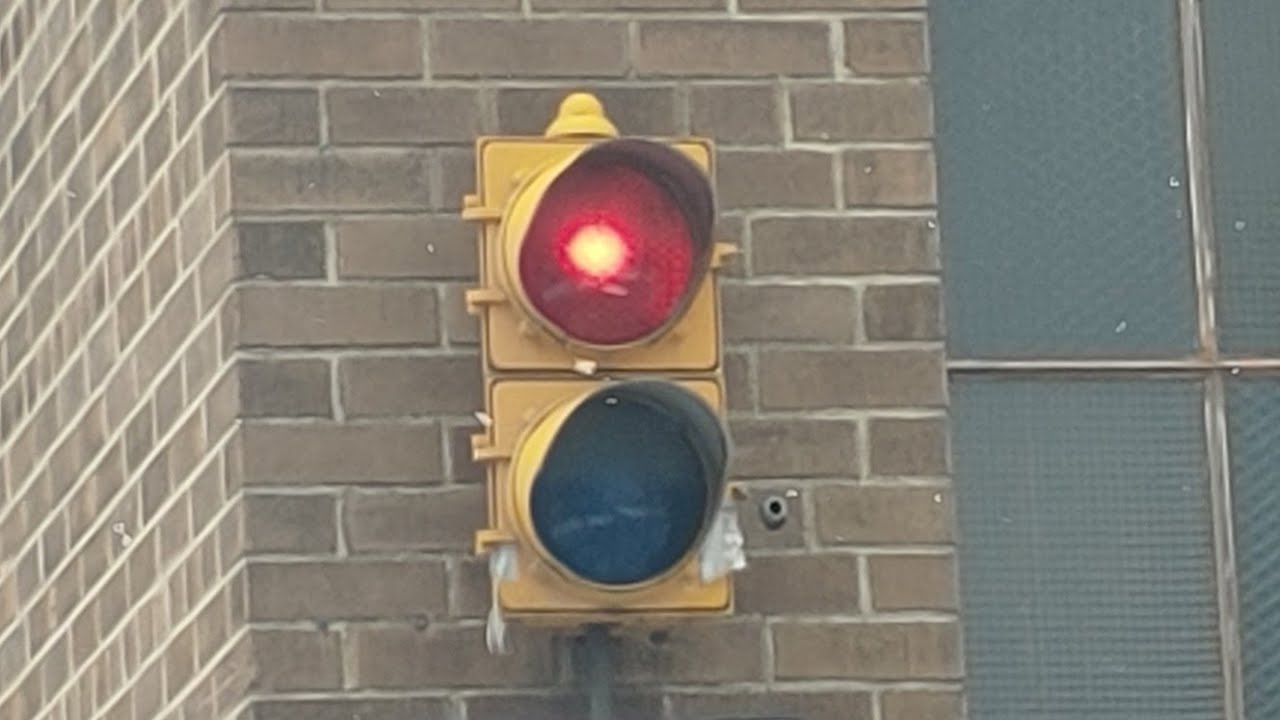 GE/CGE? one lane traffic lights. - YouTube