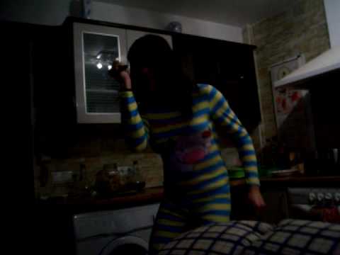 Bruna matando al pollo