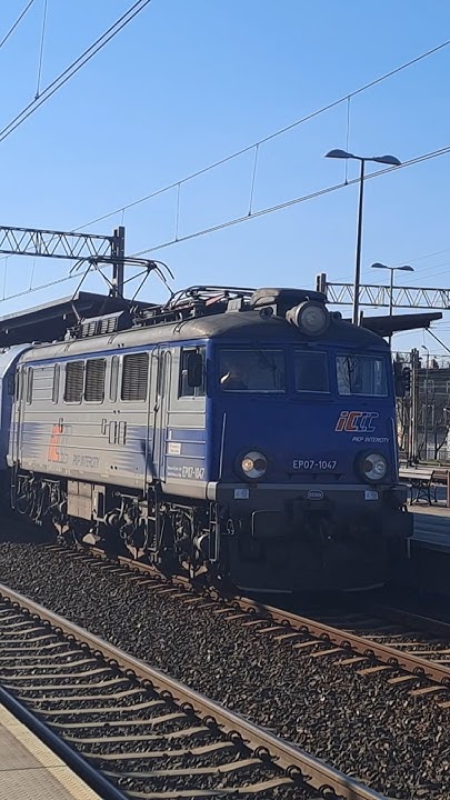 Odjazd manewrowy EP07-1057 z IC Karkonosze ze stacji Jelenia Góra #EP07 #IC #trainspotting # ...