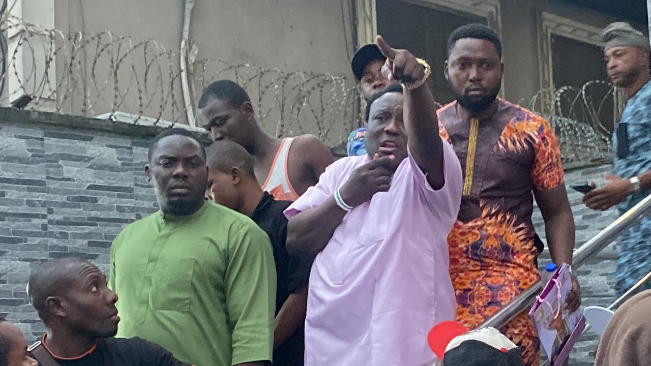 SEE WHAT HAPPENED TO SAHEED OSUPA AT OSHODI AS HE PERFORMS FOR THE ...