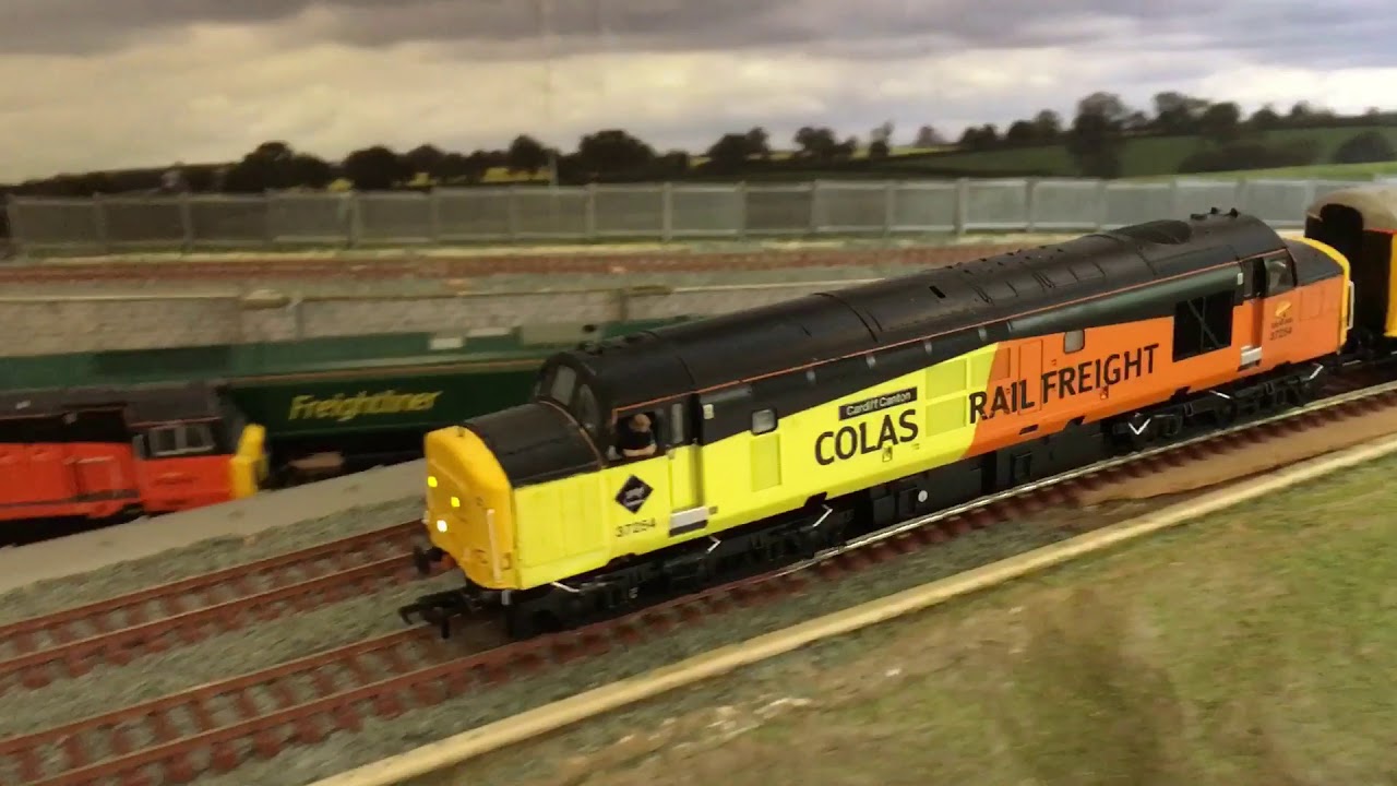 Bachmann 37254 on a UTU train on my layout - YouTube
