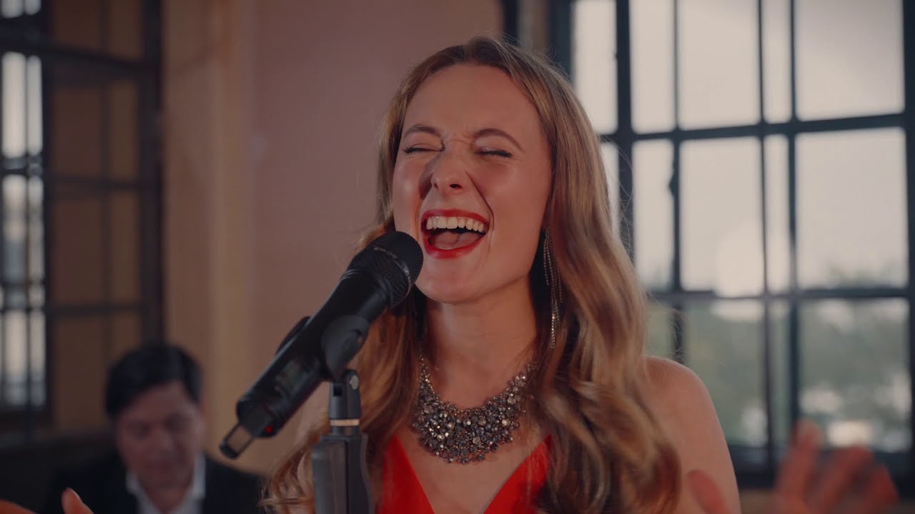 Blame It On The Boogie - Jackson 5 (Acoustic Cover Jasmin Graff) - YouTube