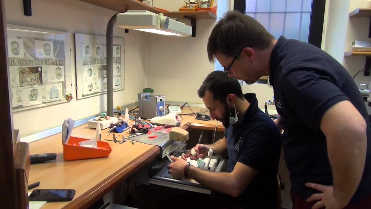 Luca Gazzola: l'artigiano che disegna denti in 3D - YouTube