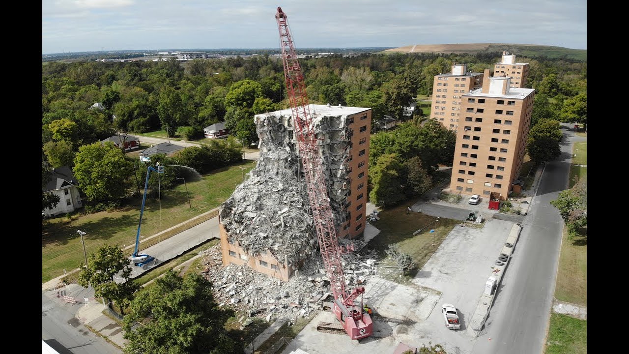 Demolition of East St. Louis' Lansdowne Towers has started - YouTube
