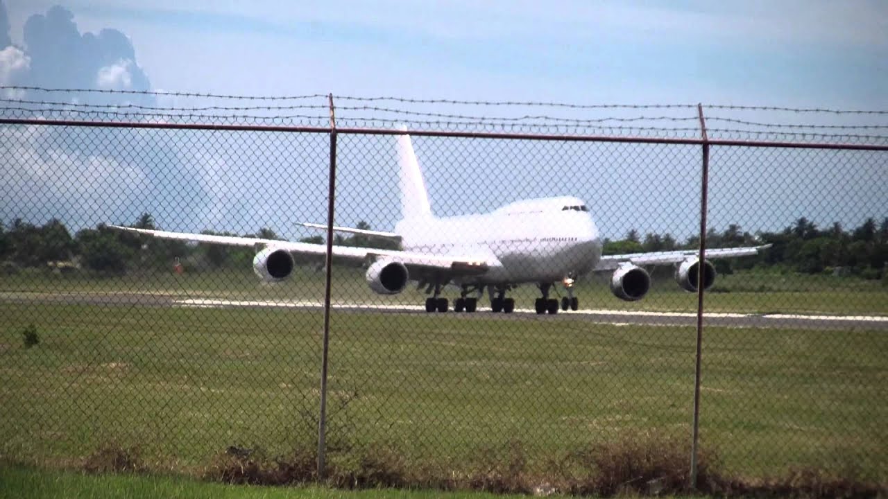 747-8 Take-off - YouTube