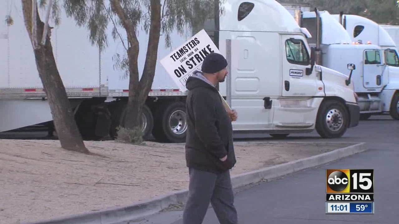 US Food employees strike in Phoenix - YouTube