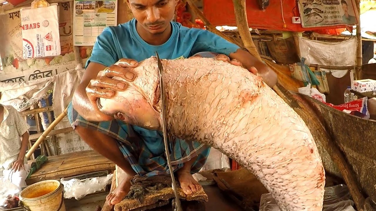 Unbelievable Deshi rohi Fish cutting in Markat | Fish Cutting in ...