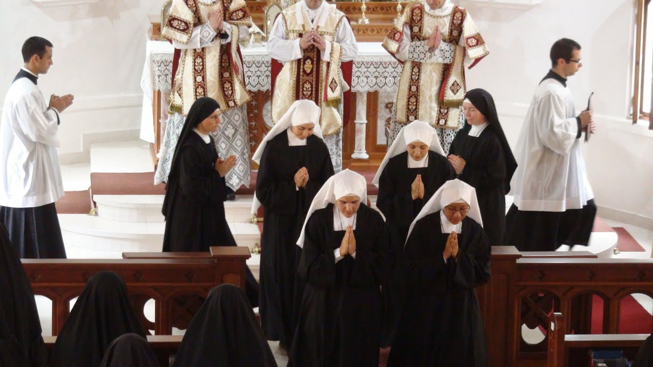 Toma de hábito, y comienzo del Noviciado, de cuatro religiosas-FSSPX ...