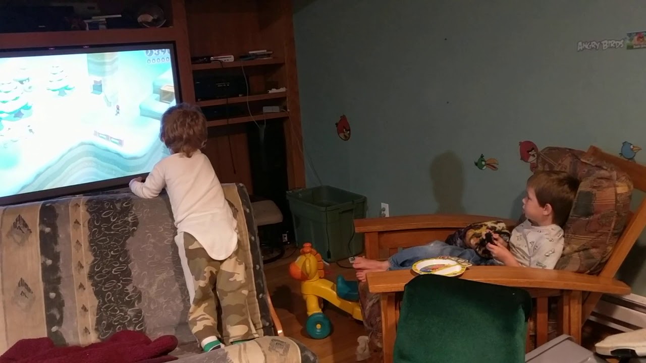 Boys playing Mario. - YouTube