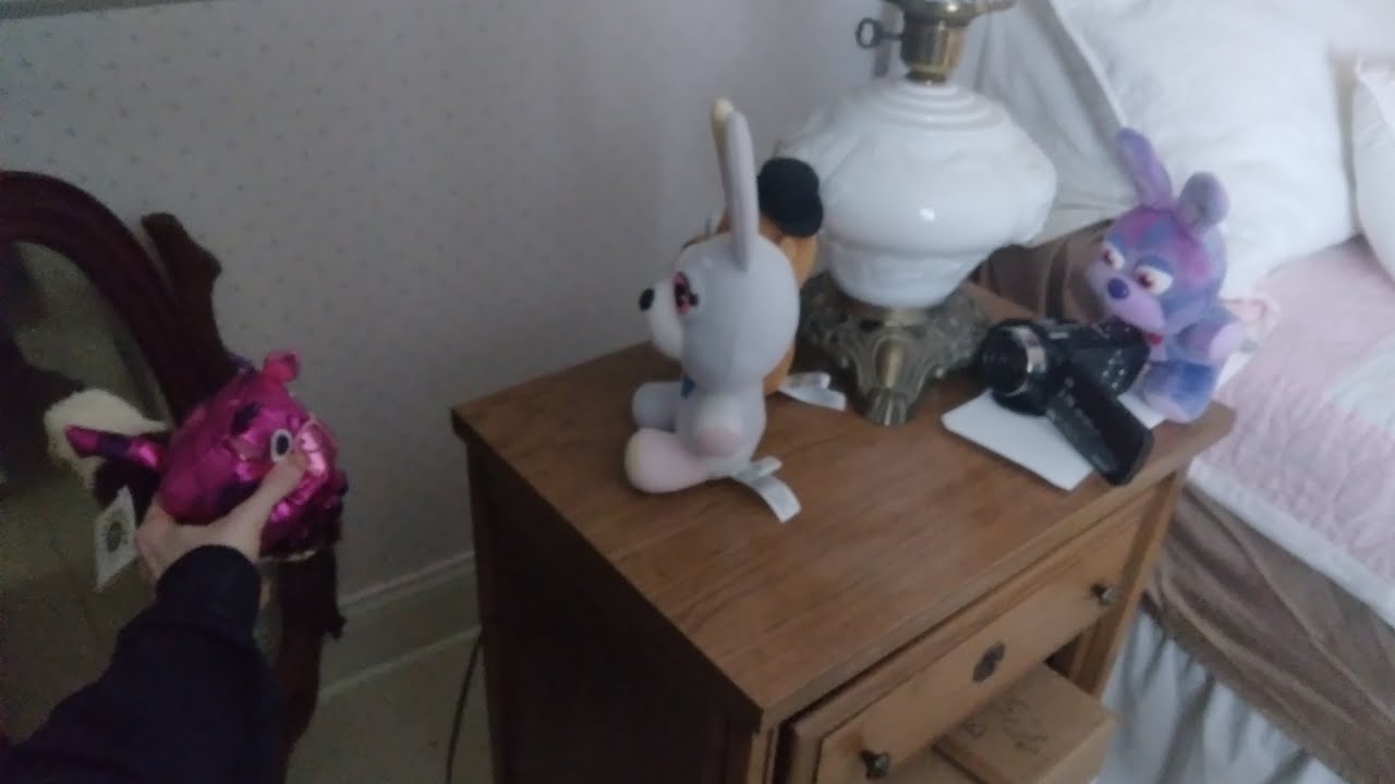 fnaf buisness day off ep.0 Freddy checks out the mirror with white ...