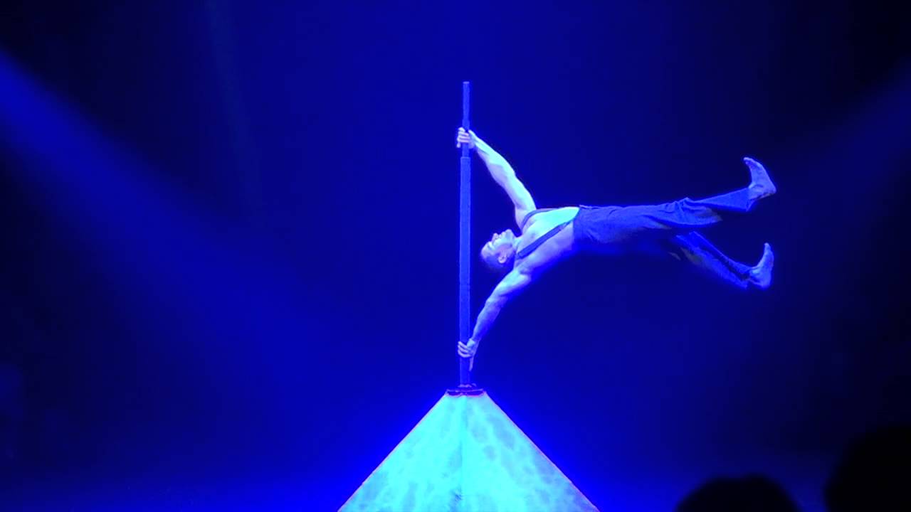 Dominic Lacasse - The Flag Man - Homme drapeau - Flagge - Flic Flac ...