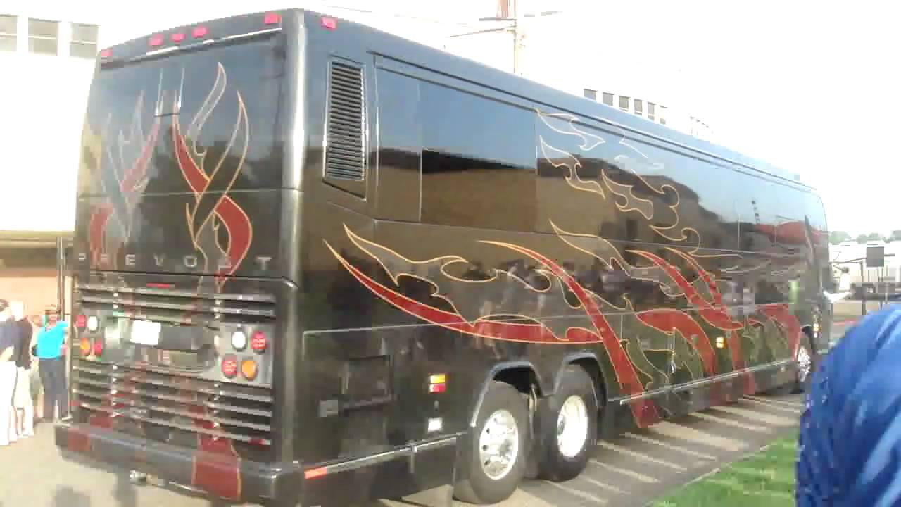 WWE bus pulling into the back parking lot!!! - YouTube