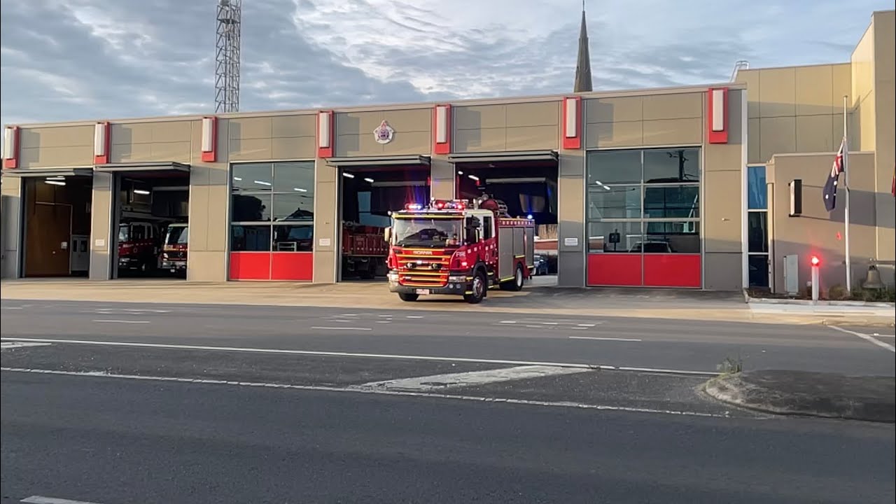 FRV Pumper 63A responding code 1 - YouTube