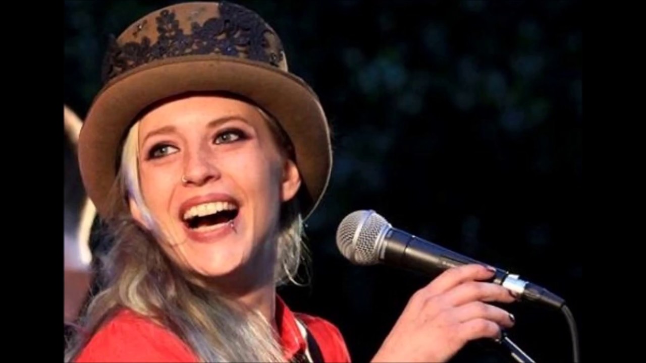 Cynthia Nickschas - In Reihe bleiben - Live, Solo & unplugged 2017 ...