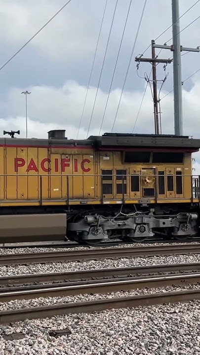 UP 6516 Leads CSABM!! - YouTube