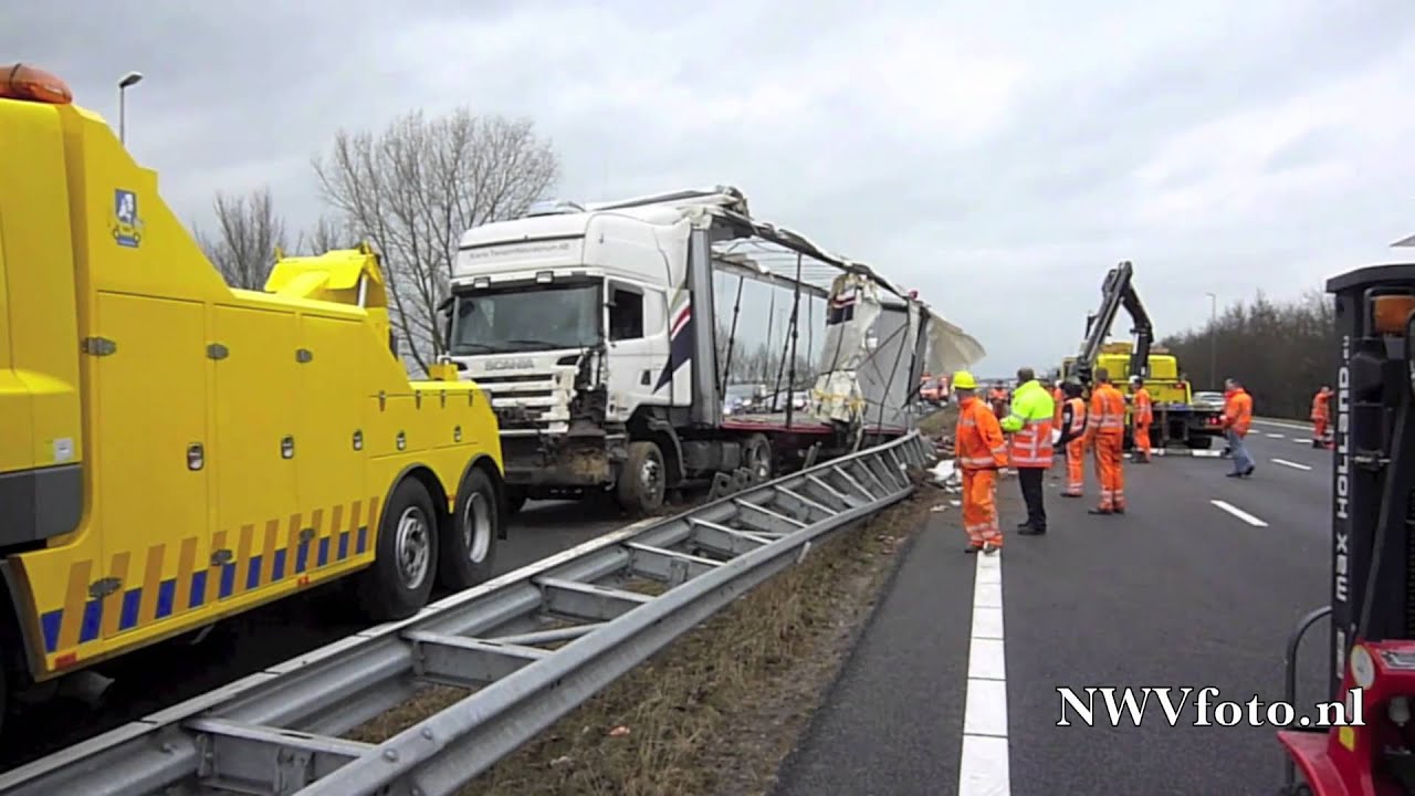 Vrachtwagen ongeval A28 li 101.8 Zwolle - YouTube