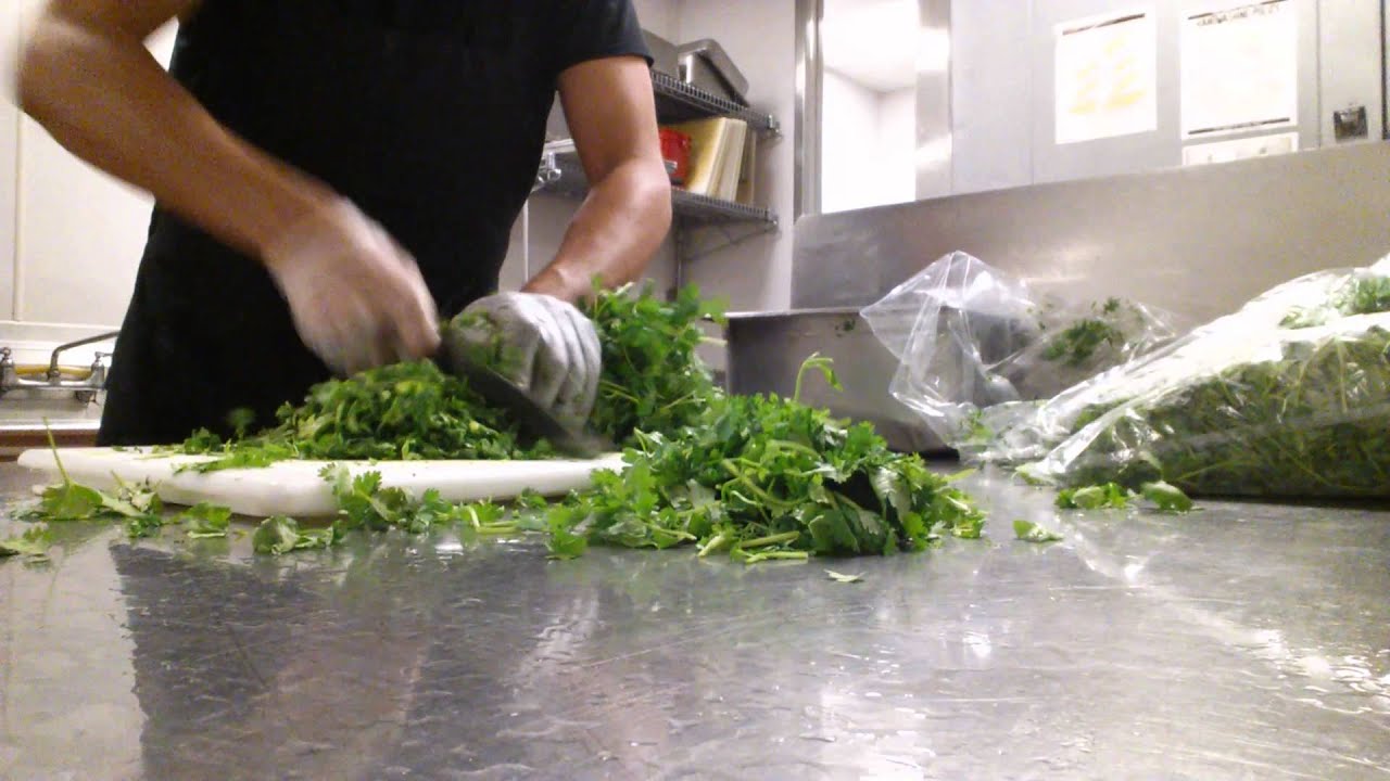 Cómo cortar cilantro - YouTube