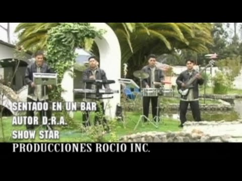 Show Star Sentado en un bar