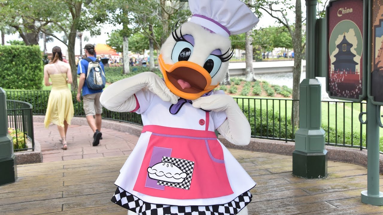 Daisy Duck in Baker Outfit Meet & Greet at Epcot International Food ...