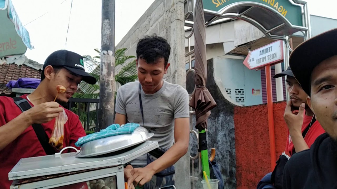 Tukang Cilok Bandung Nyasar Ke Jogja Sama Grobak - YouTube