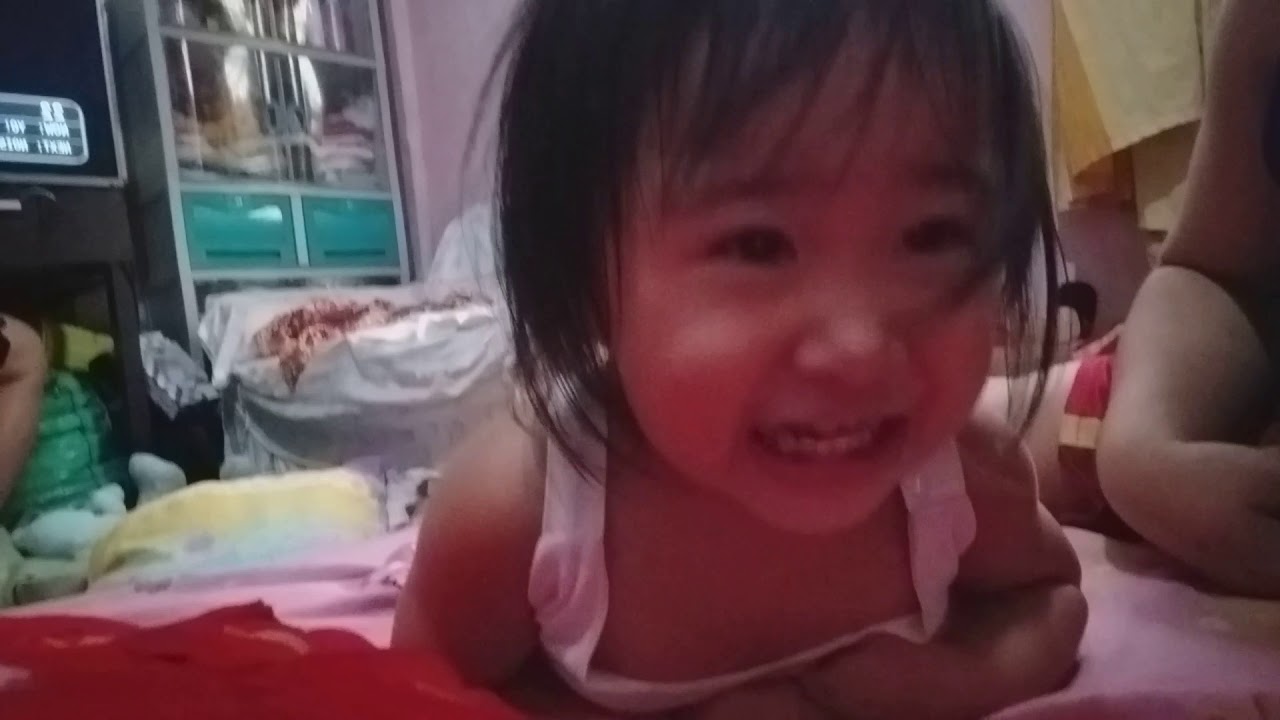 Leah Cim portant baby girl ice cream - YouTube