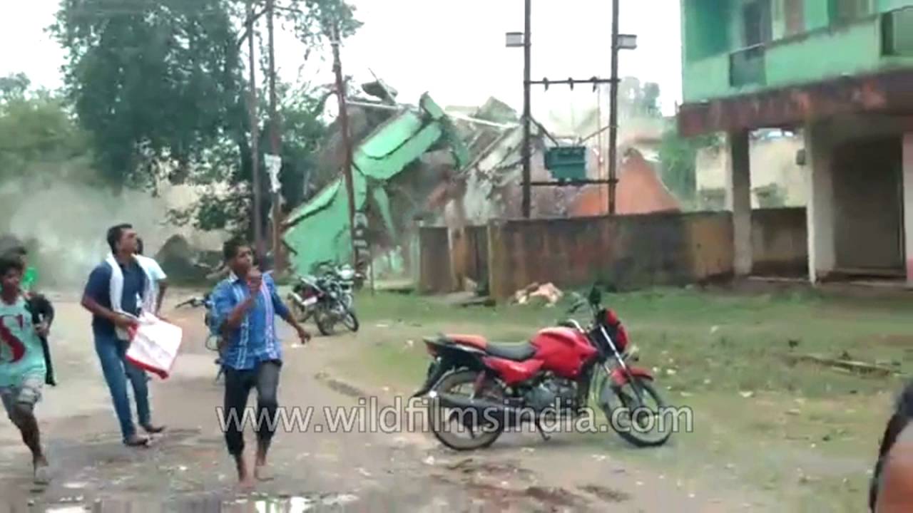 Building in India collapses due to flood waters - YouTube