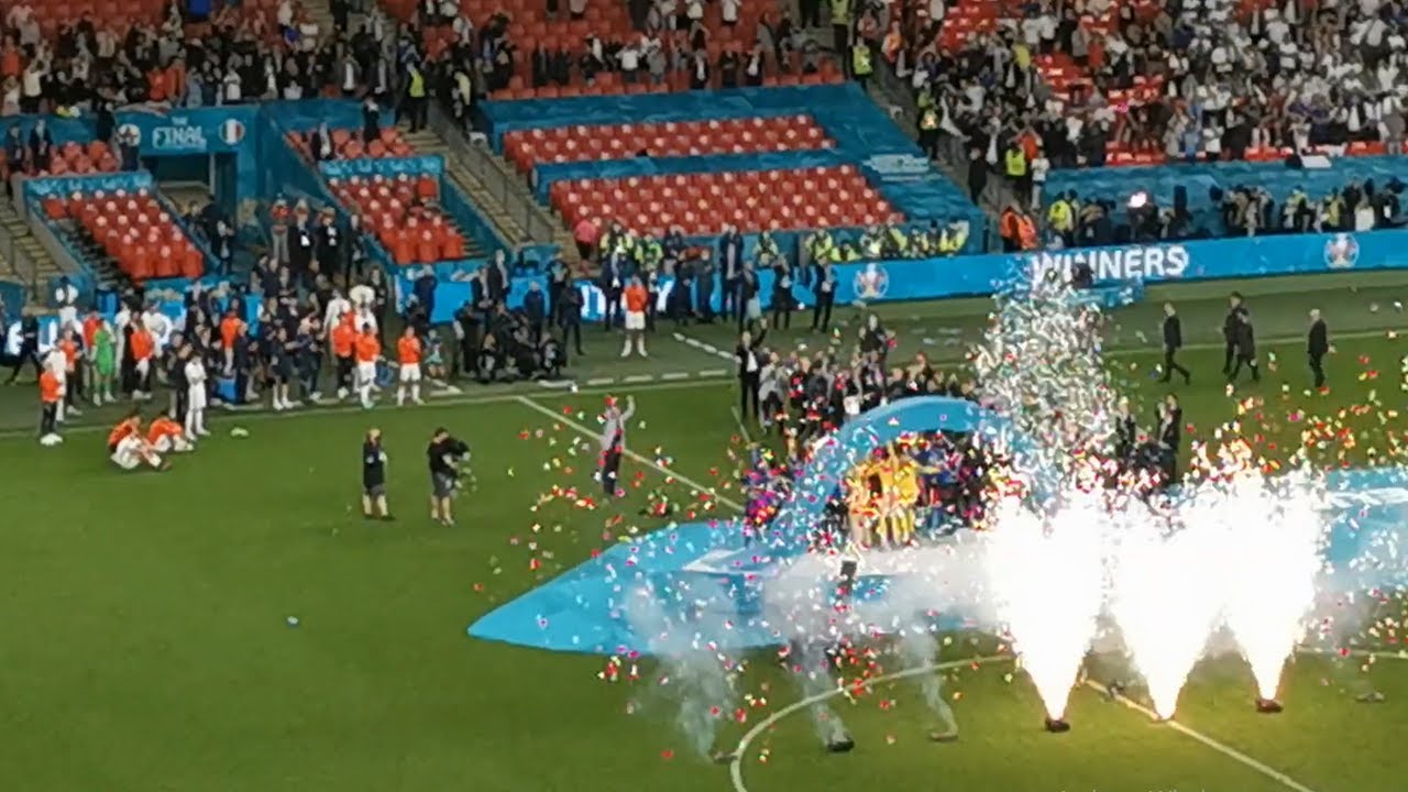 Italy Lifting The Euro 2020 Trophy - YouTube