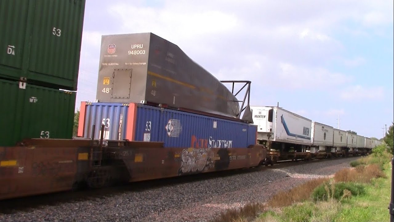 UP 5-engine intermodal with backwards mid-train ArroWedge car - YouTube