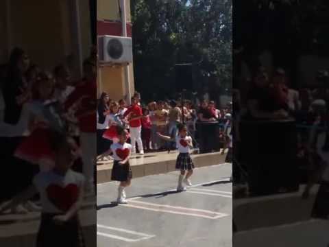 Ela Hafta 1. sinif 23 nisan Cici Kizlar gosterisi