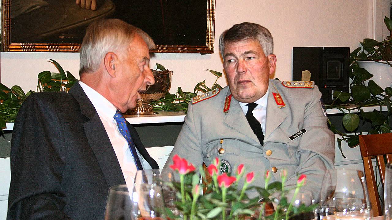 Generalleutnant Roland Kather verabschiedet sich in Eutin - YouTube