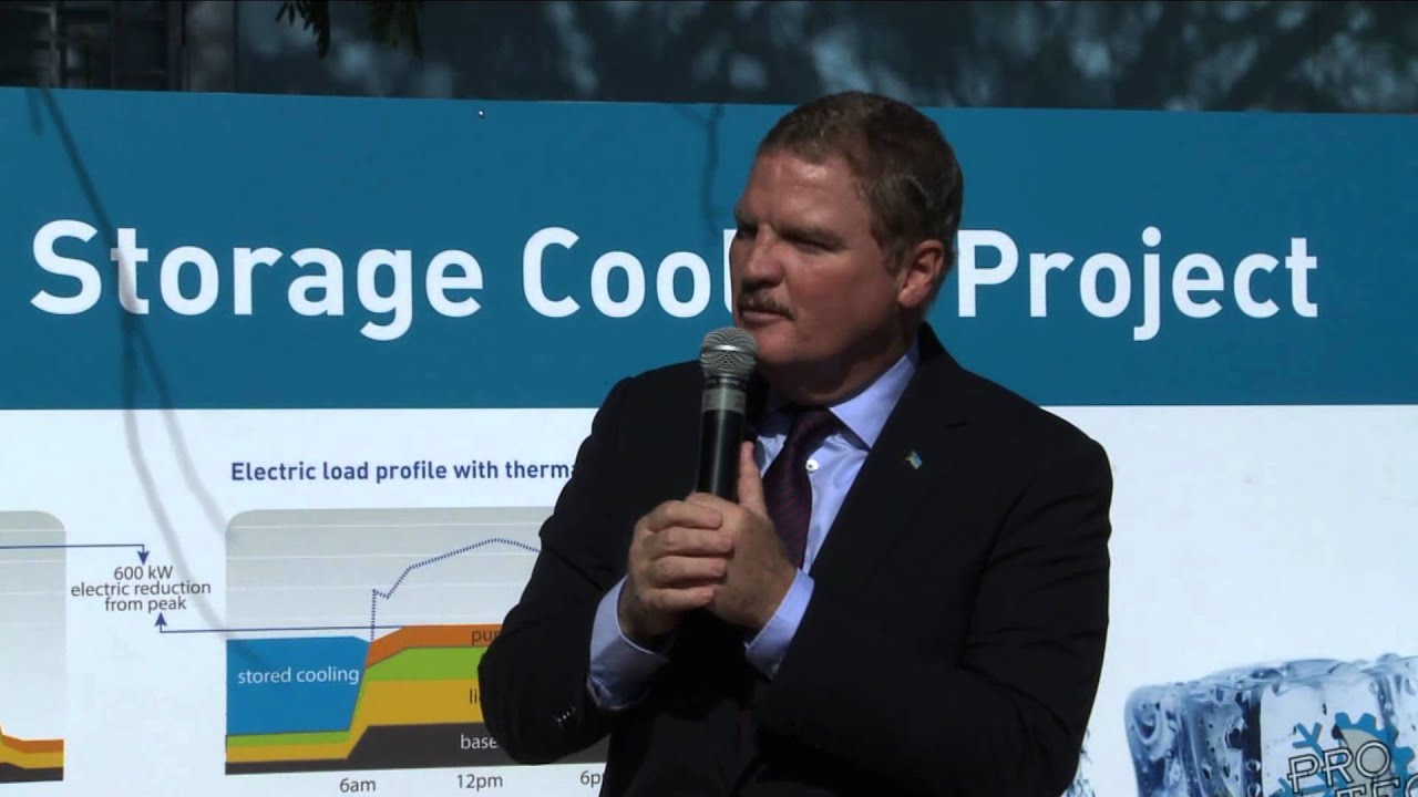 Minister President Mike Eman na inicio Ice Storage Cooling Project ...