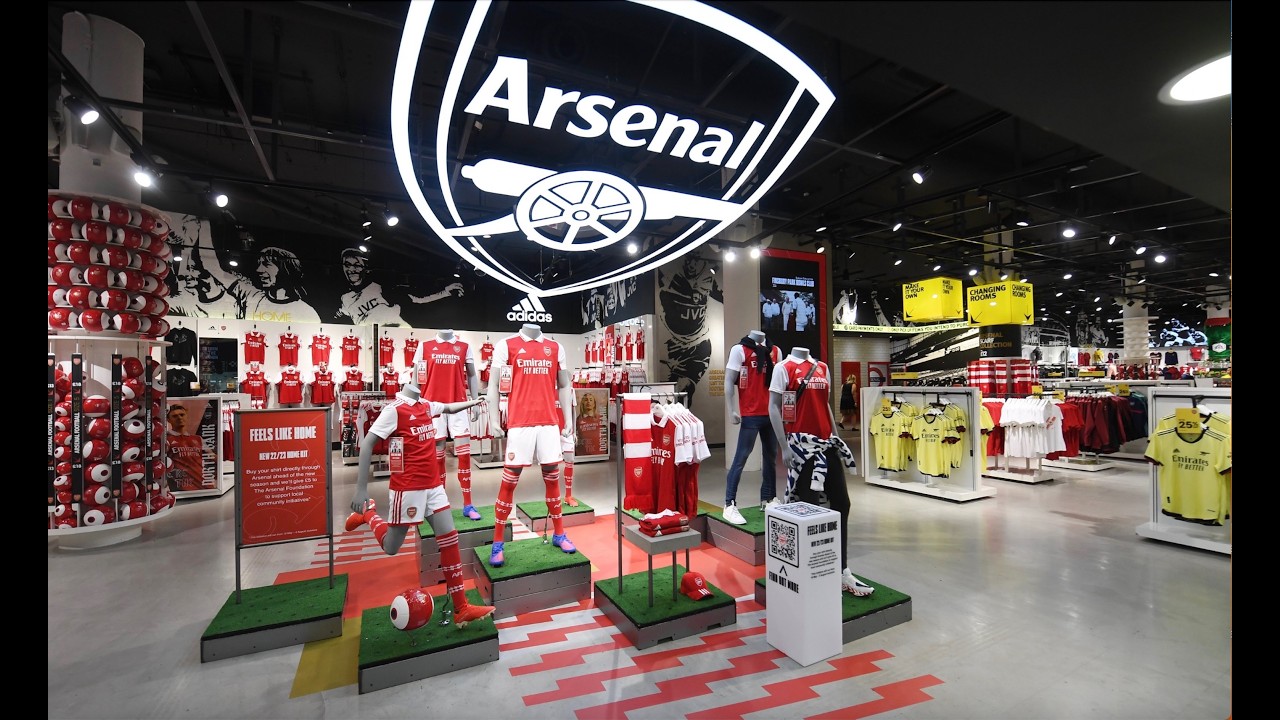 Arsenal shop The Armoury Tour - YouTube