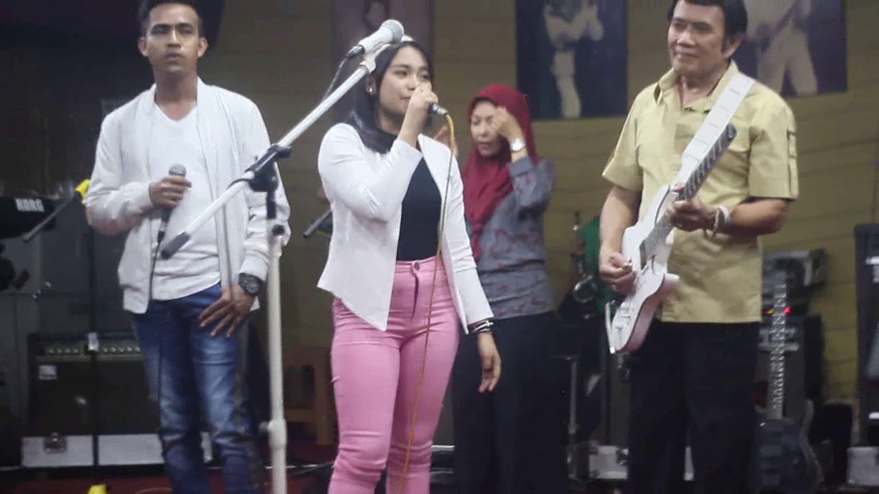 DANGDUT AKADEMI DGN RHOMA IRAMA; Lagu Rambate Rata Hayo - YouTube