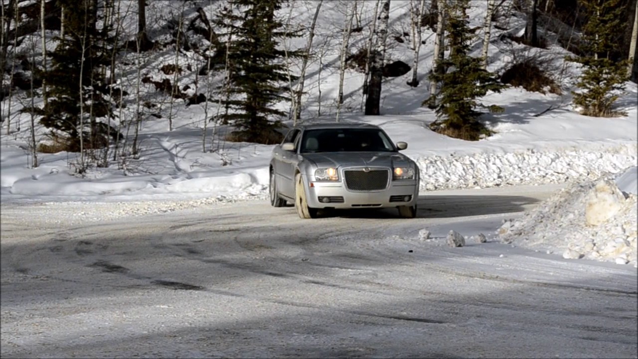 Chrysler 300 drift in snow - YouTube