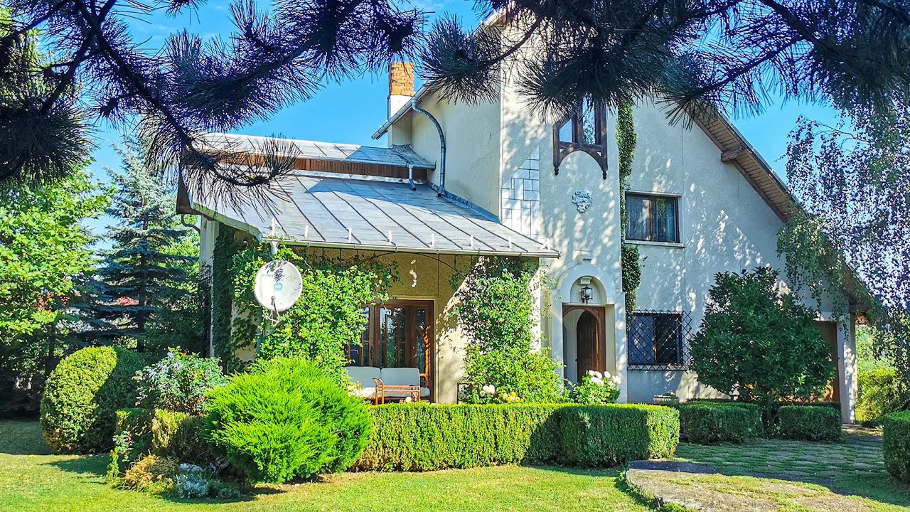 Vila stil neo-romanesc, cu o curte englezeasca superba, în cel mai ...