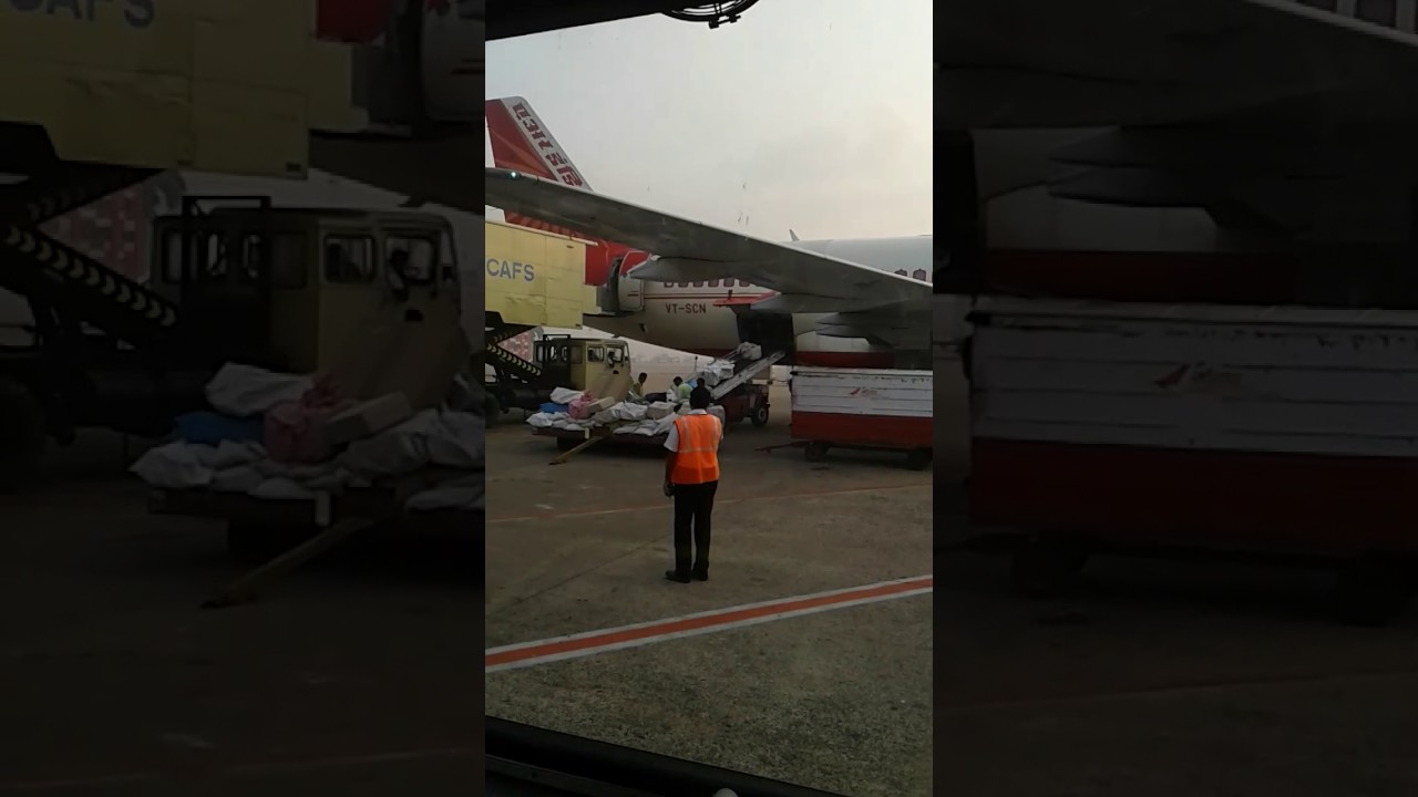 Loading luggage into aircraft's belly - YouTube