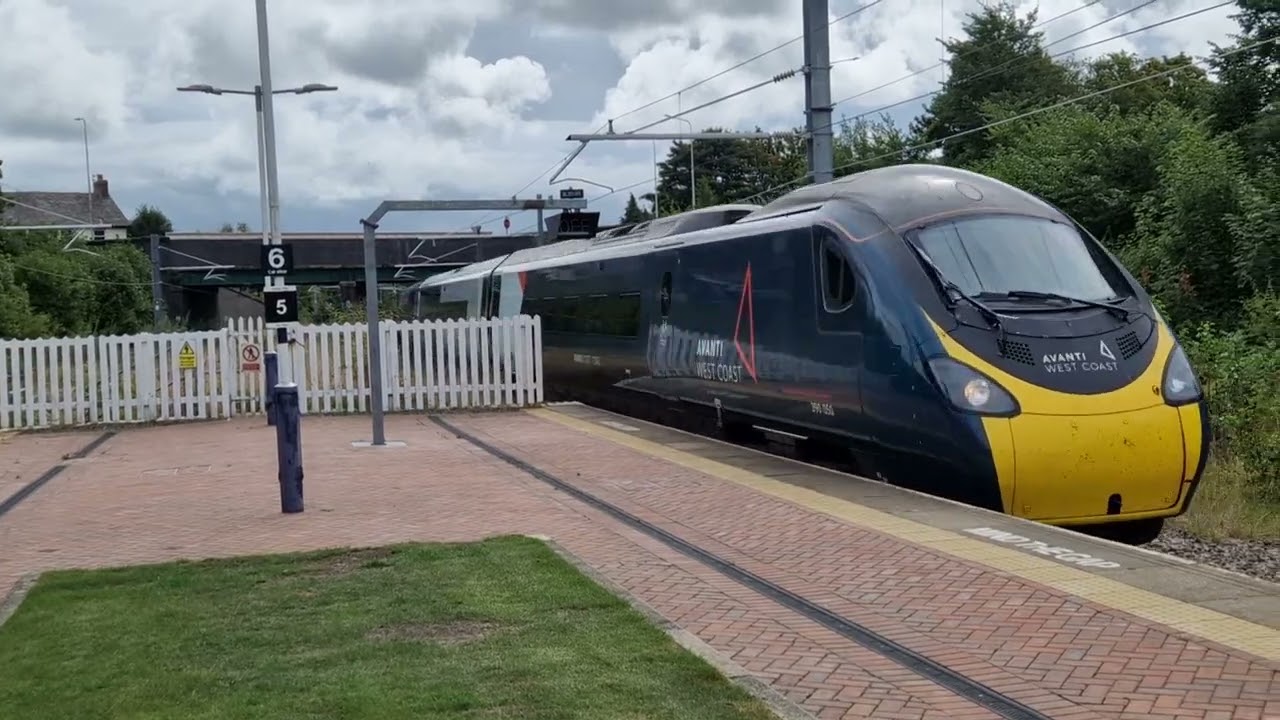 Avanti West Coast 390050 Operating 9P46 London Euston To Blackpool ...