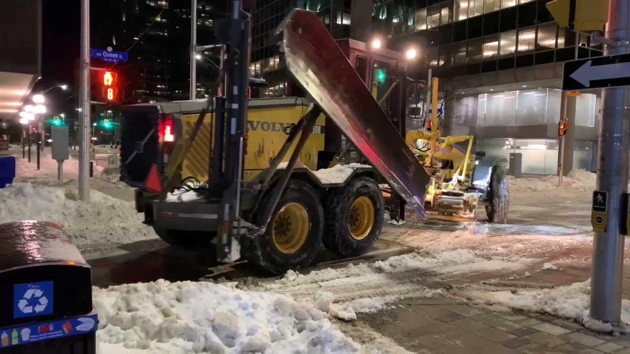 ROAD GRADERS PUSHING SNOW WINTER 2022 - YouTube