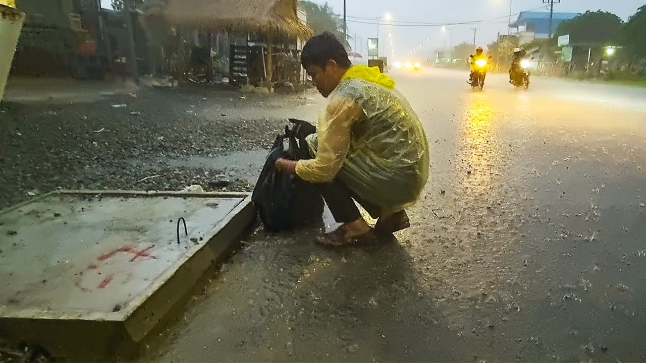 Unclogging Culvert Drain - Remove Trash Clogged Culvert Drain Rain ...