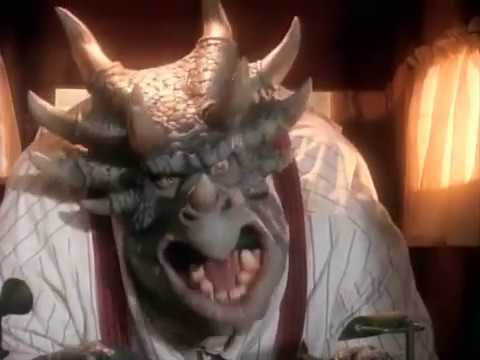 O menino assustado dentro do Sr. Richfield (Família Dinossauros) - YouTube