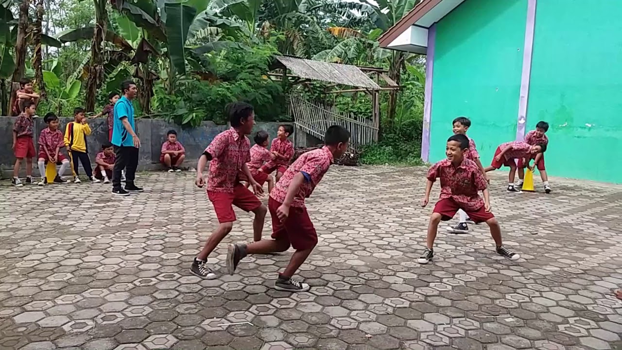 Kaulinan Bebentengan SD II Watubelah - YouTube