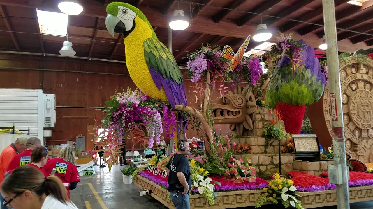 Rose Bowl Parade Float Leaving Barn - YouTube