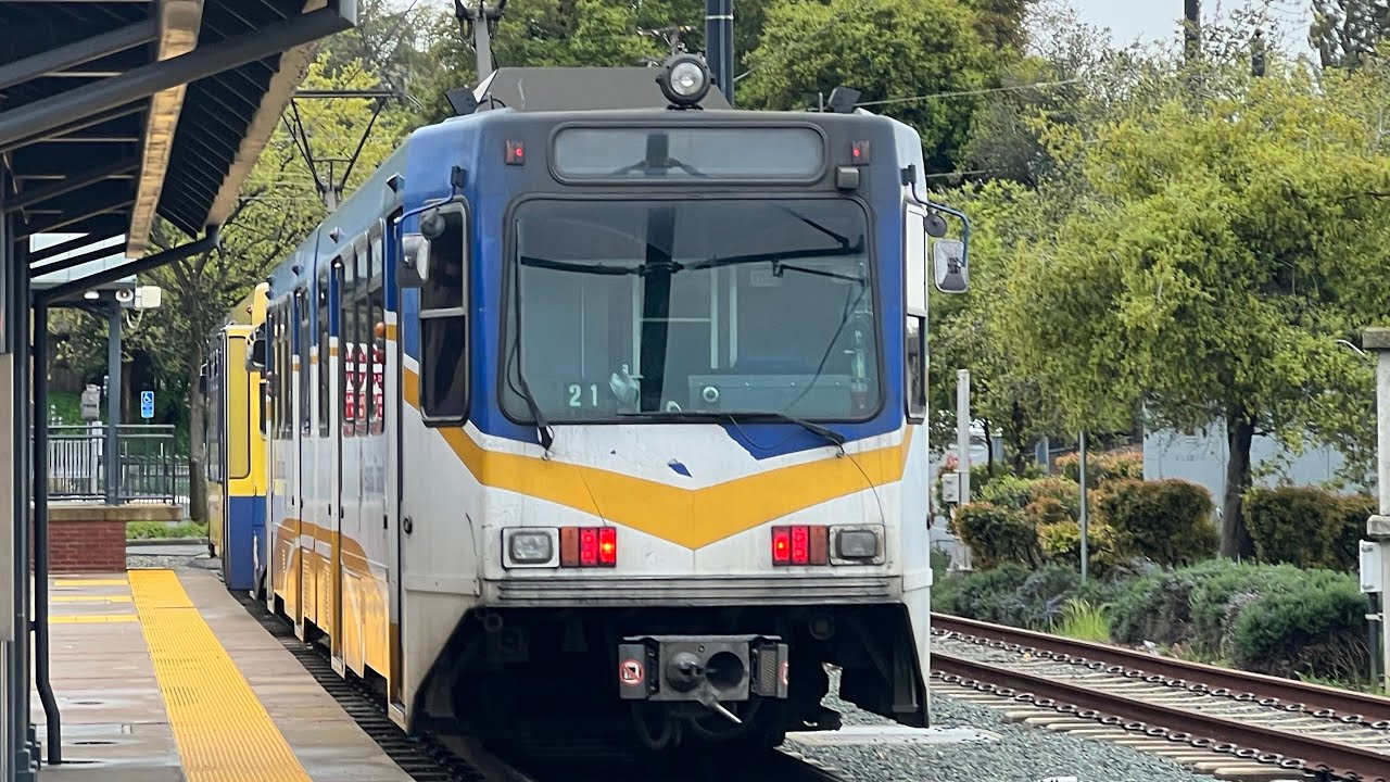 Sacramento RT 1990-1991 Siemens U2A LRV 133 on the Gold line - YouTube
