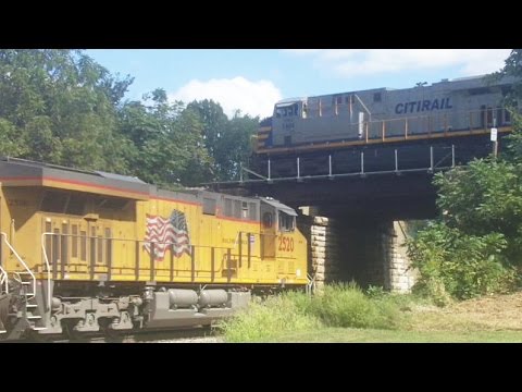 CREX 1404 Meets UP 2520- ES44AC-H, Galesburg, IL - YouTube