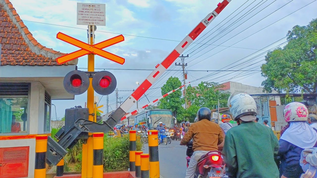 PALANG SEJAJAR Perlintasan Kereta Api Jalan Ks Tubun Tegal - YouTube