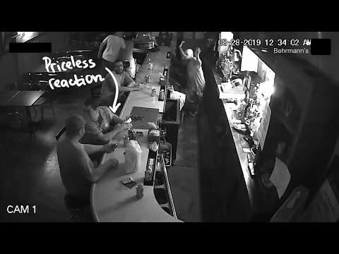 Bar soygunu birasını içmeye devam eden adam