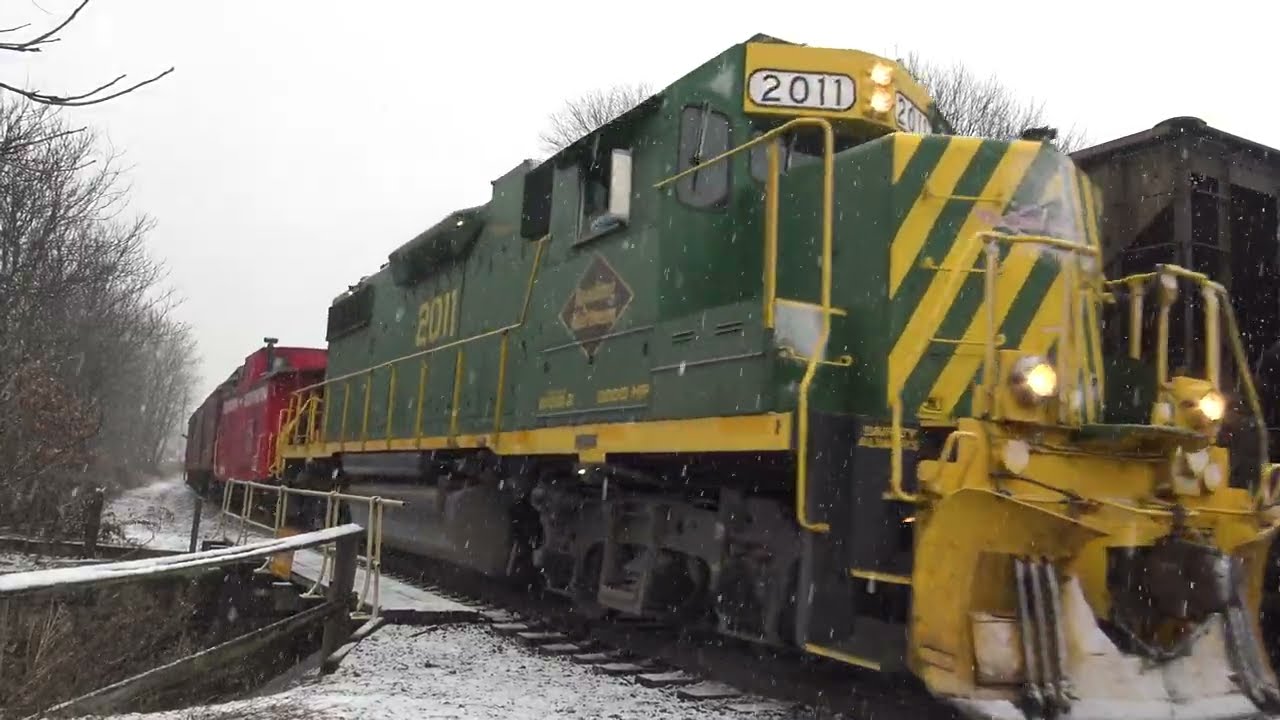 10 CNJ 113 RBMN 2011 brings the 1300 Santa Express into West Cressona, PA 12 11 2022 - YouTube