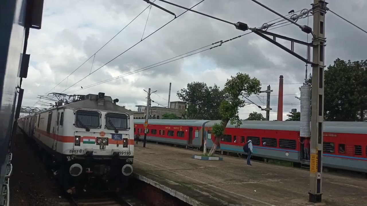 KOLKATA RAJDHANI EXPRESS OVERATKE COALFILED EXPRESS PARALLELLLY - YouTube
